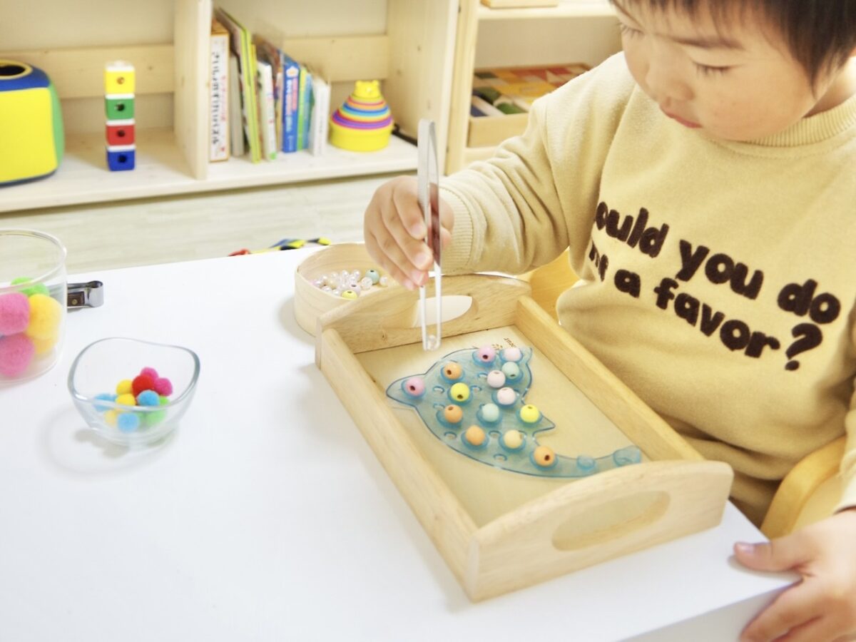 100均で手作りモンテッソーリ教具「あけ移しと色合わせ」 | めもりっぷ